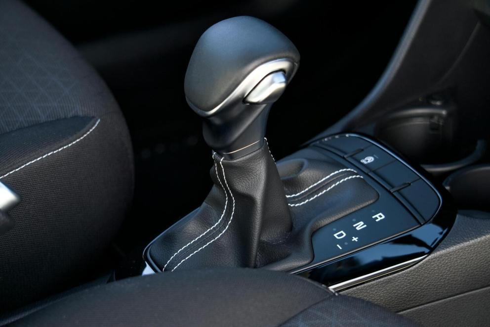 auto ar uzticamu klasisko automātisko pārnesumkārbu