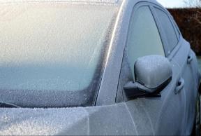 Kā novērst automašīnas durvju, slēdzeņu un eņģu sasalšanu