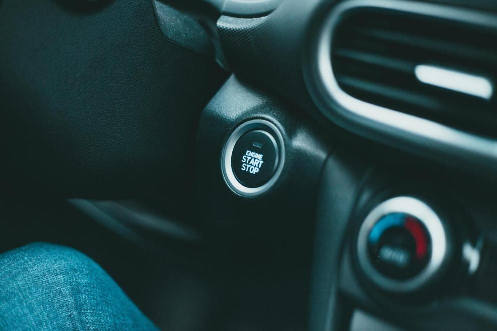 kā iedarbināt automašīnu aukstā laikā