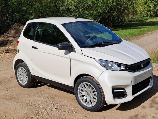 White Aixam City 2022 in Kedainiai, with an engine capacity of 0.50 L and mileage of 18 thousand km for 9150 €, photo 3 on AUTOMOTO.COM.LV