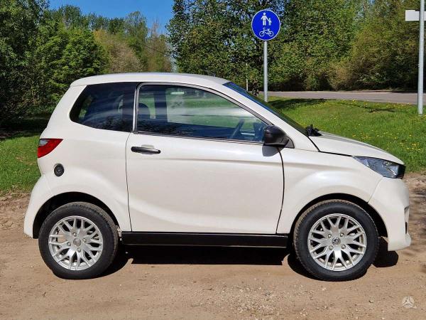 White Aixam City 2022 in Kedainiai, with an engine capacity of 0.50 L and mileage of 18 thousand km for 9150 €, photo 4 on AUTOMOTO.COM.LV