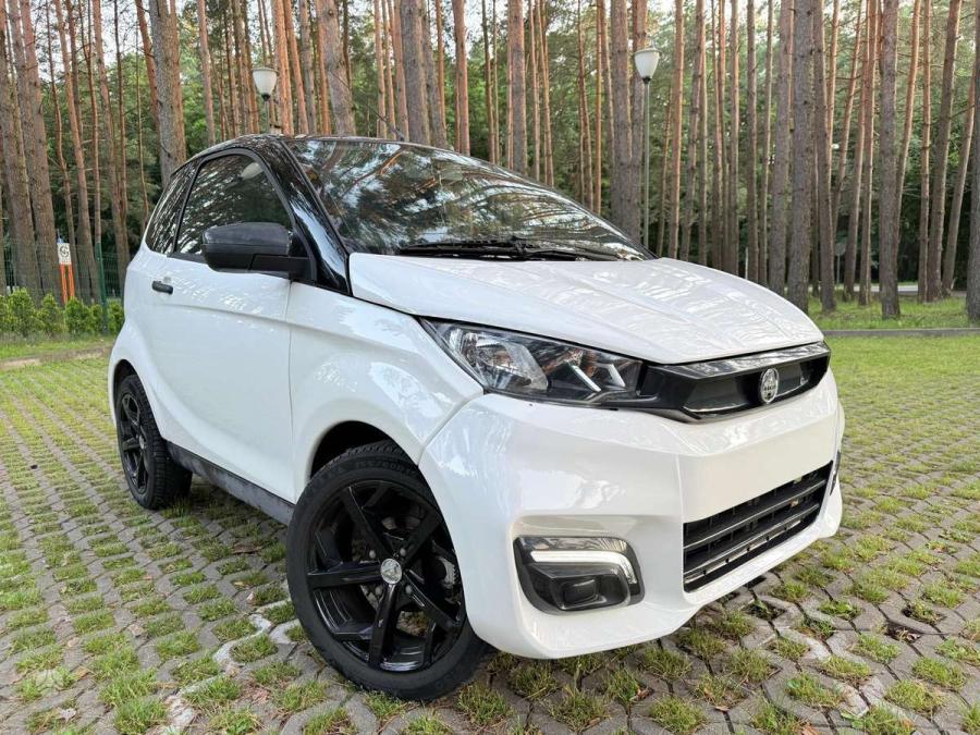 White Aixam City 2024 in Kaunas, with an engine capacity of 0.50 L and mileage of 24 thousand km for 10000 €, photo 5 on AUTOMOTO.COM.LV