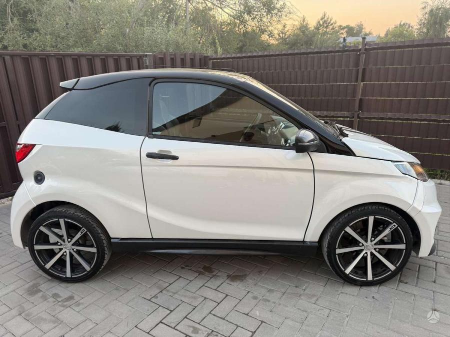 White Aixam GTI 2017 in Vilnius, with an engine capacity of 0.48 L and mileage of 33 thousand km for 7600 €, photo 6 on AUTOMOTO.COM.LV