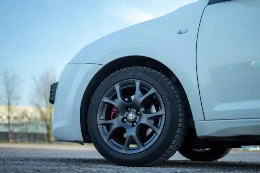 White Alfa Romeo 145 2012 in Liepaja, with an engine capacity of 1.30 L and mileage of 303 thousand km for 4850 €, photo 8 on AUTOMOTO.COM.LV