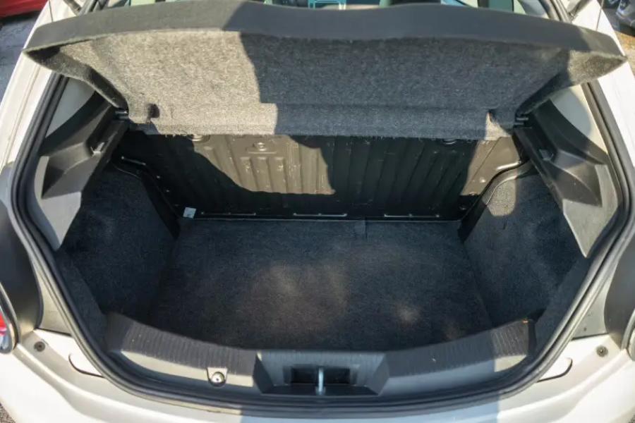White Alfa Romeo 145 2012 in Liepaja, with an engine capacity of 1.30 L and mileage of 303 thousand km for 4850 €, photo 12 on AUTOMOTO.COM.LV