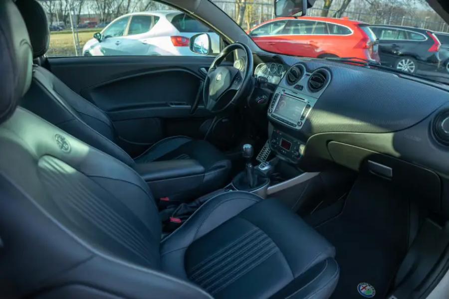 White Alfa Romeo 145 2012 in Liepaja, with an engine capacity of 1.30 L and mileage of 303 thousand km for 4850 €, photo 15 on AUTOMOTO.COM.LV