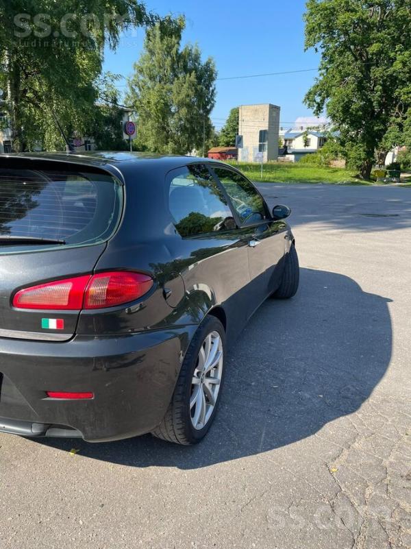 Melns Alfa Romeo 147 2006 Rīga, ar dzinēja tilpumu 1.60 L un nobraukumu 227 tūkst. km par 1300 €, foto 2 vietnē AUTOMOTO.COM.LV