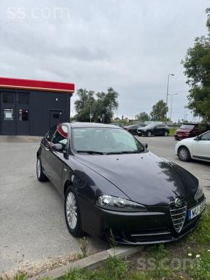 Melns Alfa Romeo 147 2008 Rīga, ar dzinēja tilpumu 1.90 L un nobraukumu 254 tūkst. km par 1000 €, foto  vietnē AUTOMOTO.COM.LV
