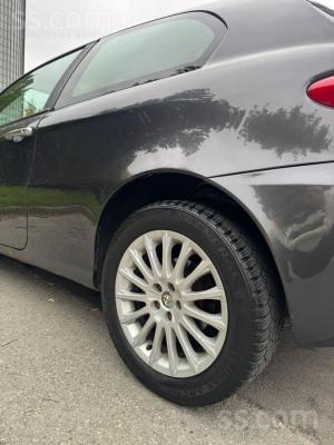 Melns Alfa Romeo 147 2008 Rīga, ar dzinēja tilpumu 1.90 L un nobraukumu 254 tūkst. km par 1000 €, foto 4 vietnē AUTOMOTO.COM.LV