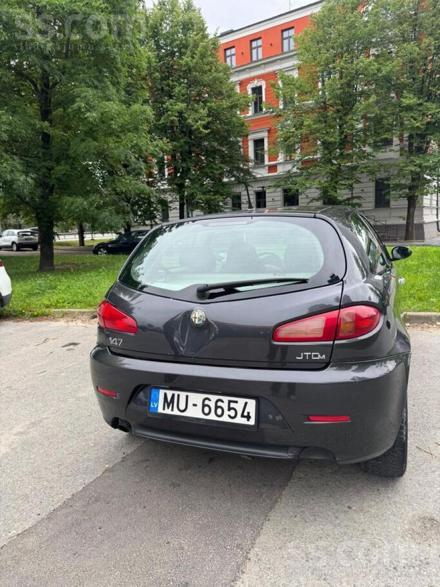 Melns Alfa Romeo 147 2008 Rīga, ar dzinēja tilpumu 1.90 L un nobraukumu 254 tūkst. km par 1000 €, foto 5 vietnē AUTOMOTO.COM.LV