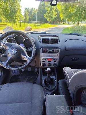 Melns Alfa Romeo 147 2002 Kuldīga, ar dzinēja tilpumu 1.90 L un nobraukumu 260 tūkst. km par 1150 €, foto 6 vietnē AUTOMOTO.COM.LV