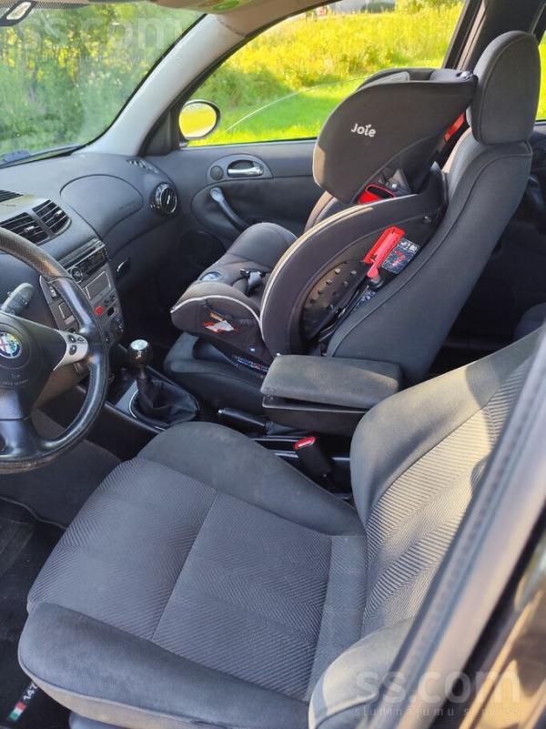 Melns Alfa Romeo 147 2002 Kuldīga, ar dzinēja tilpumu 1.90 L un nobraukumu 260 tūkst. km par 1150 €, foto 6 vietnē AUTOMOTO.COM.LV