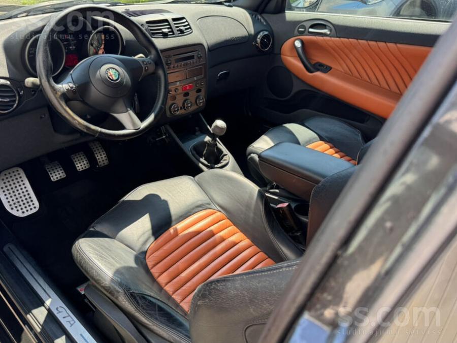 Melns Alfa Romeo 147 2004 Rīga, ar dzinēja tilpumu 3.20 L un nobraukumu 94 tūkst. km par 18900 €, foto 9 vietnē AUTOMOTO.COM.LV