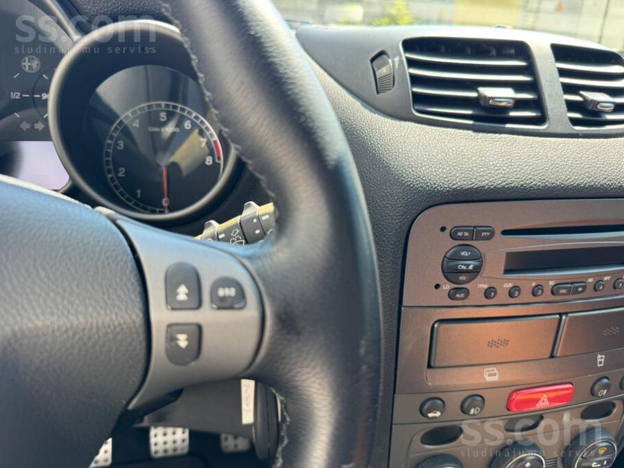 Melns Alfa Romeo 147 2004 Rīga, ar dzinēja tilpumu 3.20 L un nobraukumu 94 tūkst. km par 18900 €, foto 18 vietnē AUTOMOTO.COM.LV
