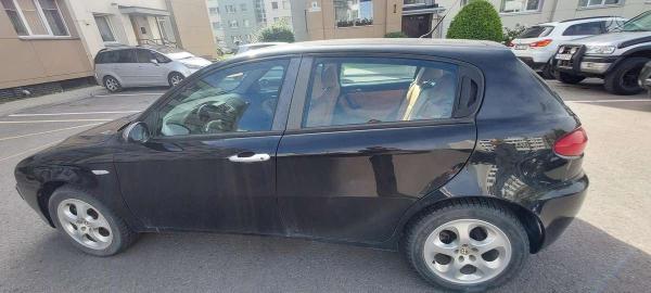Black Alfa Romeo 147 2005 in Moletai, with an engine capacity of 1.91 L and mileage of 224 thousand km for 1350 €, photo 3 on AUTOMOTO.COM.LV