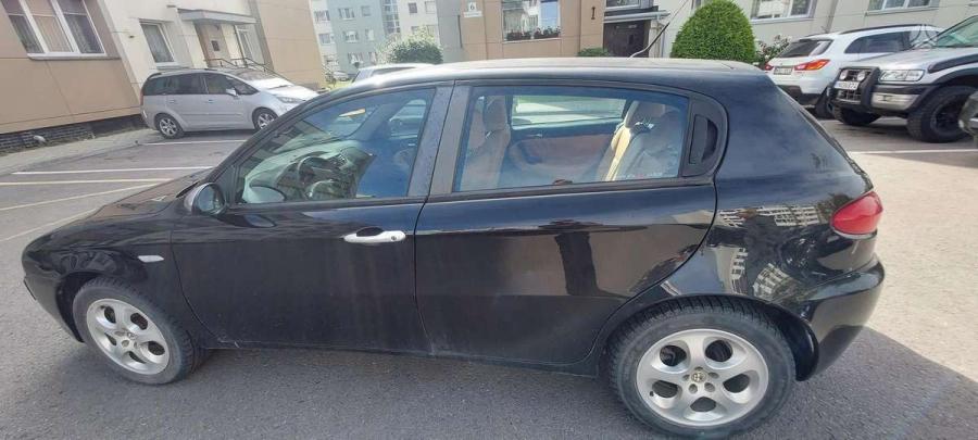 Black Alfa Romeo 147 2005 in Moletai, with an engine capacity of 1.91 L and mileage of 224 thousand km for 1350 €, photo 3 on AUTOMOTO.COM.LV