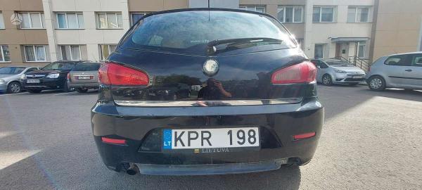Black Alfa Romeo 147 2005 in Moletai, with an engine capacity of 1.91 L and mileage of 224 thousand km for 1350 €, photo 4 on AUTOMOTO.COM.LV