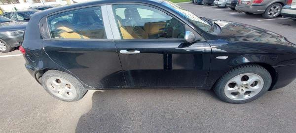 Black Alfa Romeo 147 2005 in Moletai, with an engine capacity of 1.91 L and mileage of 224 thousand km for 1350 €, photo 5 on AUTOMOTO.COM.LV