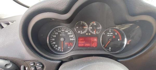 Black Alfa Romeo 147 2005 in Moletai, with an engine capacity of 1.91 L and mileage of 224 thousand km for 1350 €, photo 6 on AUTOMOTO.COM.LV