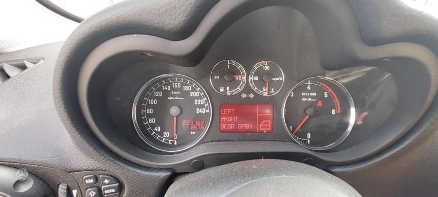 Black Alfa Romeo 147 2005 in Moletai, with an engine capacity of 1.91 L and mileage of 224 thousand km for 1350 €, photo 6 on AUTOMOTO.COM.LV