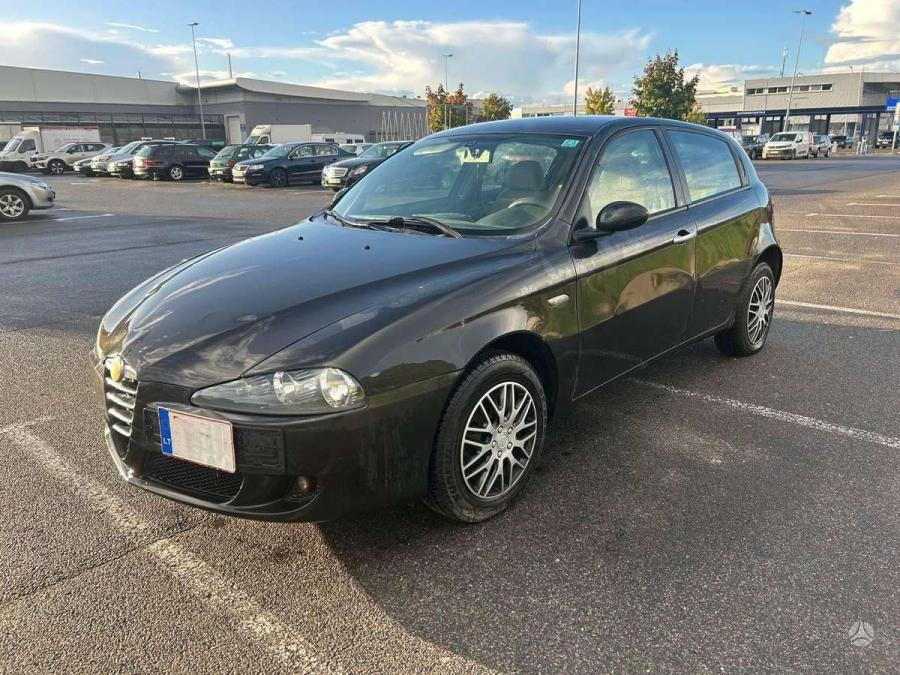 Black Alfa Romeo 147 2005 in Vilnius, with an engine capacity of 1.91 L and mileage of 275 thousand km for 400 €, photo 1 on AUTOMOTO.COM.LV