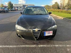Black Alfa Romeo 147 2005 in Vilnius, with an engine capacity of 1.91 L and mileage of 275 thousand km for 400 €, photo 3 on AUTOMOTO.COM.LV