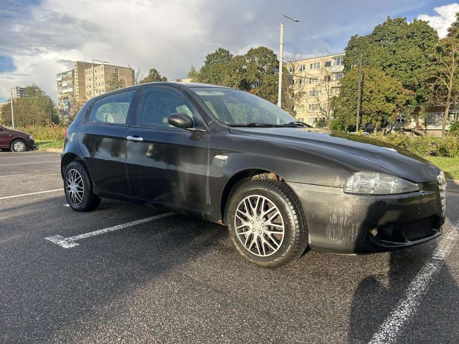Black Alfa Romeo 147 2005 in Vilnius, with an engine capacity of 1.91 L and mileage of 275 thousand km for 400 €, photo 4 on AUTOMOTO.COM.LV