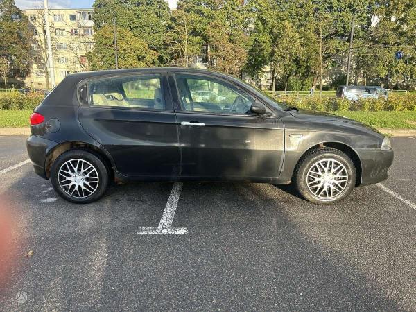 Melns Alfa Romeo 147 2005 Viļņa, ar dzinēja tilpumu 1.91 L un nobraukumu 275 tūkst. km par 400 €, foto 5 vietnē AUTOMOTO.COM.LV