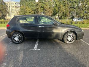 Black Alfa Romeo 147 2005 in Vilnius, with an engine capacity of 1.91 L and mileage of 275 thousand km for 400 €, photo 5 on AUTOMOTO.COM.LV