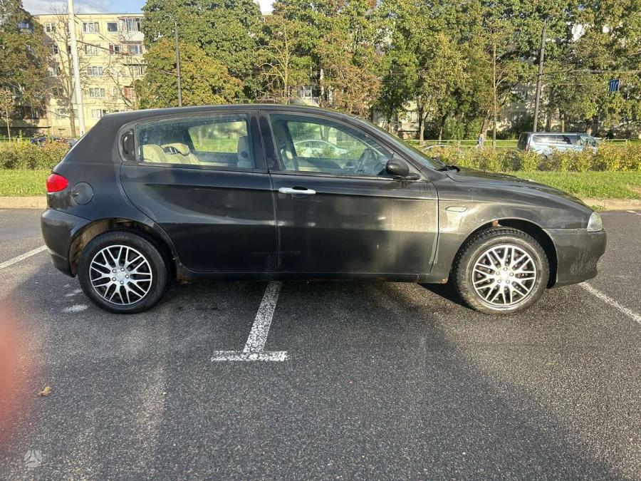 Black Alfa Romeo 147 2005 in Vilnius, with an engine capacity of 1.91 L and mileage of 275 thousand km for 400 €, photo 5 on AUTOMOTO.COM.LV