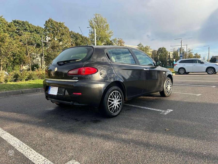 Black Alfa Romeo 147 2005 in Vilnius, with an engine capacity of 1.91 L and mileage of 275 thousand km for 400 €, photo 6 on AUTOMOTO.COM.LV