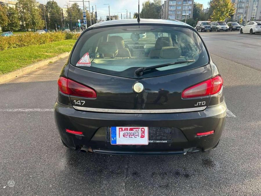 Black Alfa Romeo 147 2005 in Vilnius, with an engine capacity of 1.91 L and mileage of 275 thousand km for 400 €, photo 7 on AUTOMOTO.COM.LV