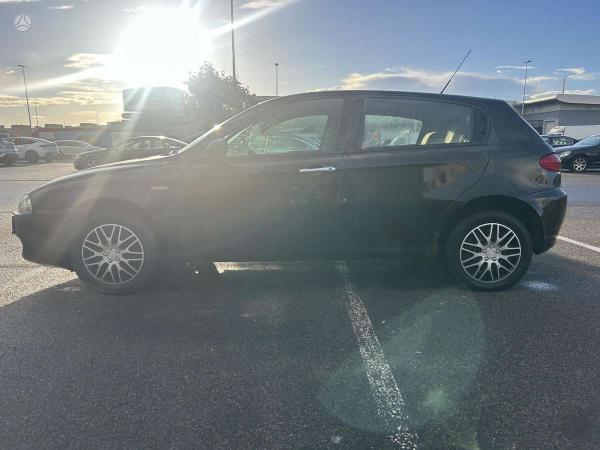 Melns Alfa Romeo 147 2005 Viļņa, ar dzinēja tilpumu 1.91 L un nobraukumu 275 tūkst. km par 400 €, foto 9 vietnē AUTOMOTO.COM.LV