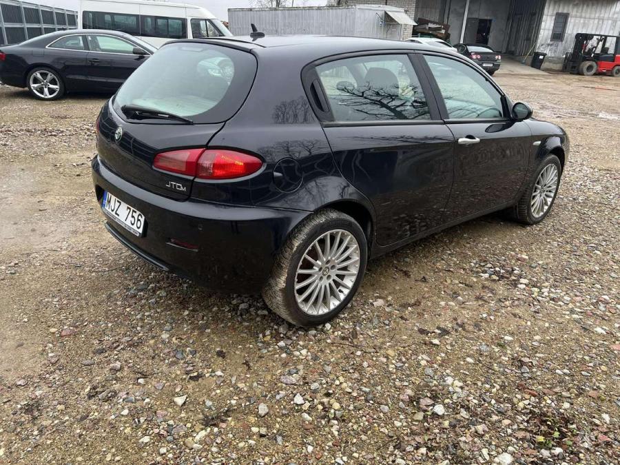 Black Alfa Romeo 147 2007 in Marijampole, with an engine capacity of 1.91 L and mileage of 351 thousand km for 900 €, photo 3 on AUTOMOTO.COM.LV