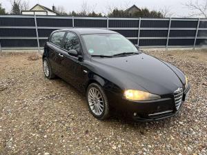 Black Alfa Romeo 147 2007 in Marijampole, with an engine capacity of 1.91 L and mileage of 351 thousand km for 900 €, photo 4 on AUTOMOTO.COM.LV