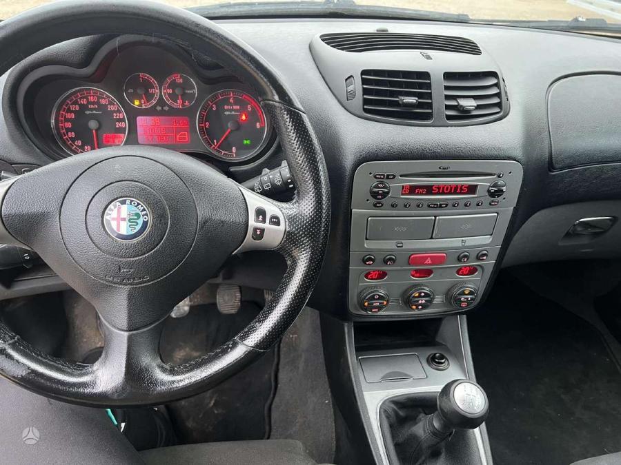 Black Alfa Romeo 147 2007 in Marijampole, with an engine capacity of 1.91 L and mileage of 351 thousand km for 900 €, photo 10 on AUTOMOTO.COM.LV