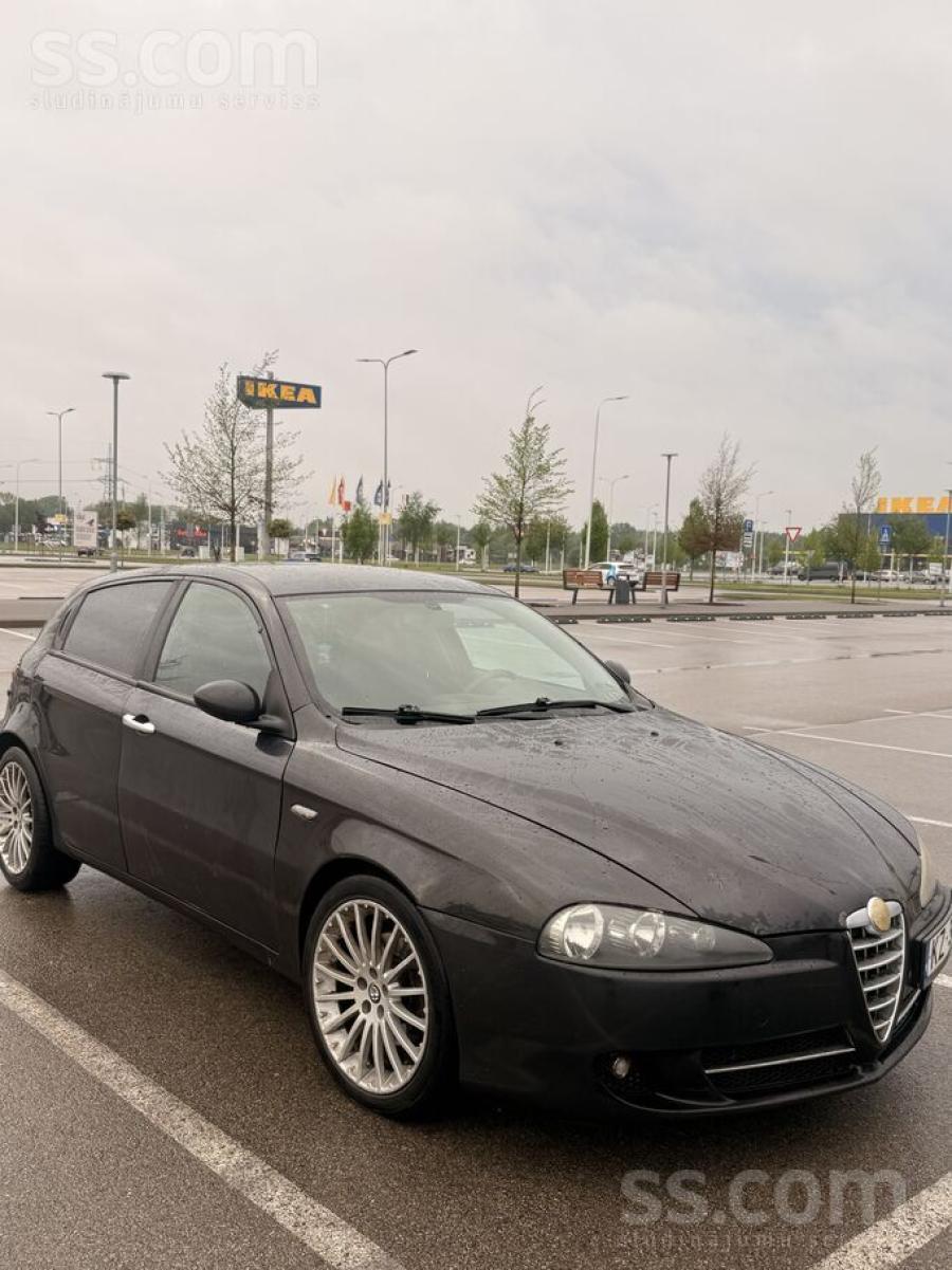 Melns Alfa Romeo 147 2007 Rīga, ar dzinēja tilpumu 1.90 L un nobraukumu 332 tūkst. km par 1200 €, foto 3 vietnē AUTOMOTO.COM.LV
