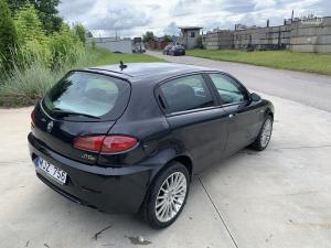 Melns Alfa Romeo 147 2007 Kauņa, ar dzinēja tilpumu 1.90 L un nobraukumu 351 tūkst. km par 850 €, foto 5 vietnē AUTOMOTO.COM.LV
