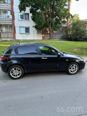 Melns Alfa Romeo 147 2007 Rīga, ar dzinēja tilpumu 1.90 L un nobraukumu 231 tūkst. km par 550 €, foto 5 vietnē AUTOMOTO.COM.LV