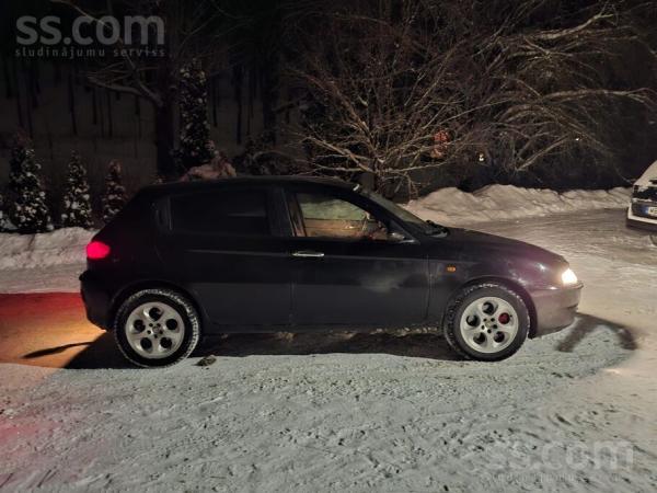 Black Alfa Romeo 147 2002 in Ogre, with an engine capacity of 1.90 L and mileage of 248 thousand km for 900 €, photo 1 on AUTOMOTO.COM.LV
