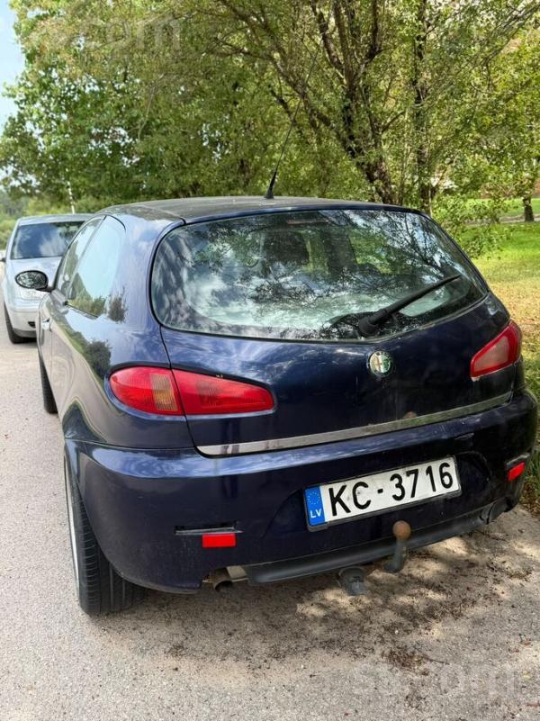 Синий Альфа Ромео 147 2005 в Тукумс, объемом двигателя 1.90 л и пробегом 349 тыс. км за 500 €, фото 2 на AUTOMOTO.COM.LV