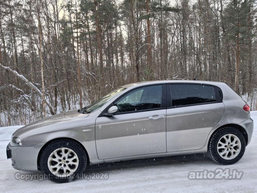Pelēks Alfa Romeo 147 2007 Tallina, ar dzinēja tilpumu 1.90 L un nobraukumu 224 tūkst. km par 1990 €, foto 6 vietnē AUTOMOTO.COM.LV