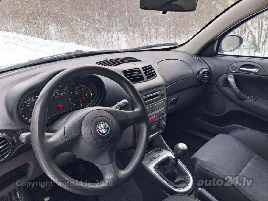 Pelēks Alfa Romeo 147 2007 Tallina, ar dzinēja tilpumu 1.90 L un nobraukumu 224 tūkst. km par 1990 €, foto 10 vietnē AUTOMOTO.COM.LV