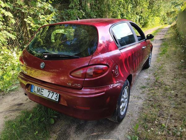Sarkans Alfa Romeo 147 2002 Viļņa, ar dzinēja tilpumu 1.91 L un nobraukumu 351 tūkst. km par 1200 €, foto 4 vietnē AUTOMOTO.COM.LV