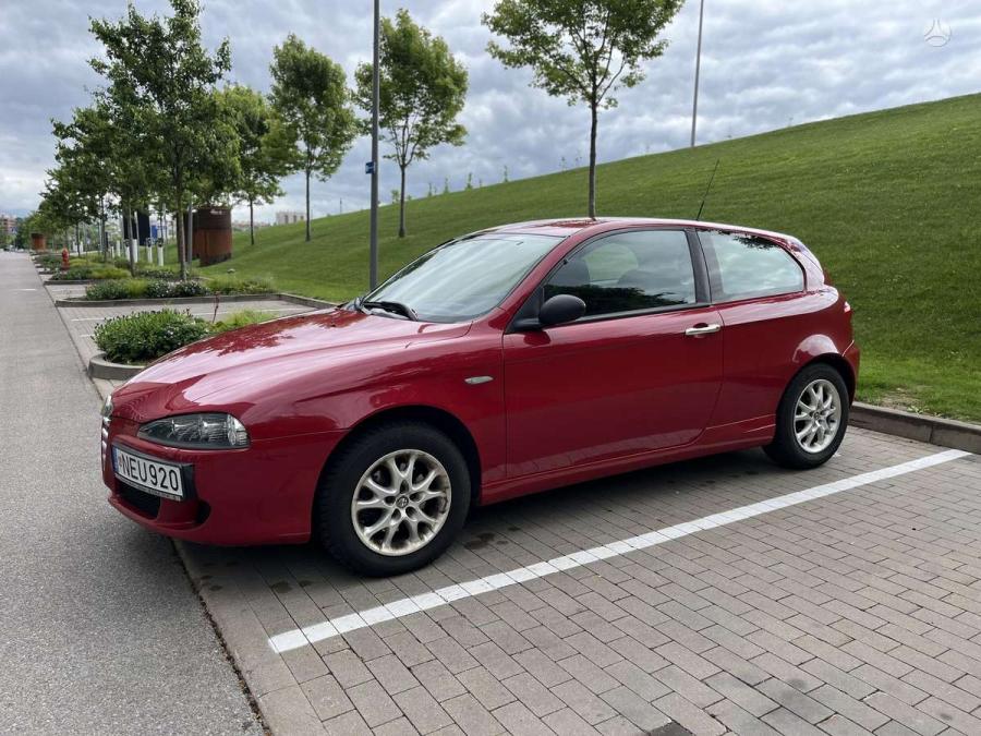 Sarkans Alfa Romeo 147 2005 Viļņa, ar dzinēja tilpumu 1.60 L un nobraukumu 184 tūkst. km par 1400 €, foto 1 vietnē AUTOMOTO.COM.LV