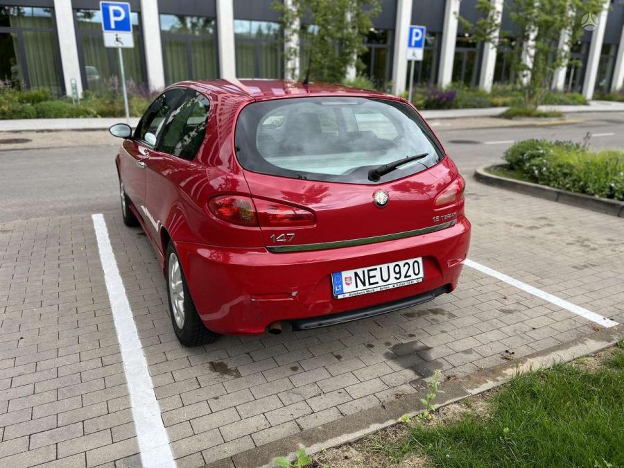 Sarkans Alfa Romeo 147 2005 Viļņa, ar dzinēja tilpumu 1.60 L un nobraukumu 184 tūkst. km par 1400 €, foto 4 vietnē AUTOMOTO.COM.LV