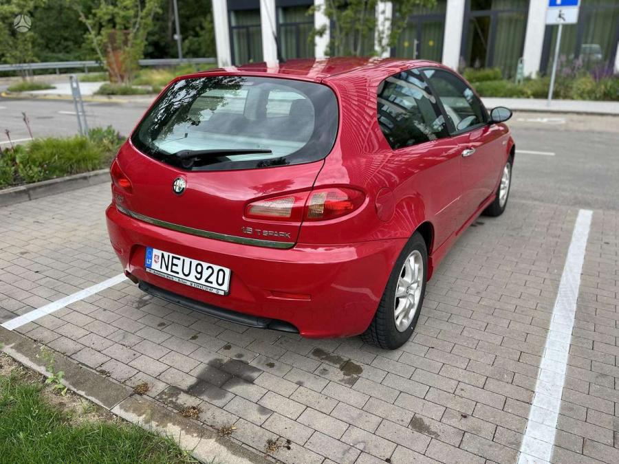 Sarkans Alfa Romeo 147 2005 Viļņa, ar dzinēja tilpumu 1.60 L un nobraukumu 184 tūkst. km par 1400 €, foto 5 vietnē AUTOMOTO.COM.LV