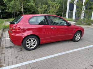 Sarkans Alfa Romeo 147 2005 Viļņa, ar dzinēja tilpumu 1.60 L un nobraukumu 184 tūkst. km par 1400 €, foto 6 vietnē AUTOMOTO.COM.LV