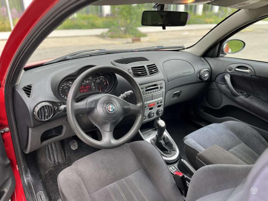 Sarkans Alfa Romeo 147 2005 Viļņa, ar dzinēja tilpumu 1.60 L un nobraukumu 184 tūkst. km par 1400 €, foto 10 vietnē AUTOMOTO.COM.LV