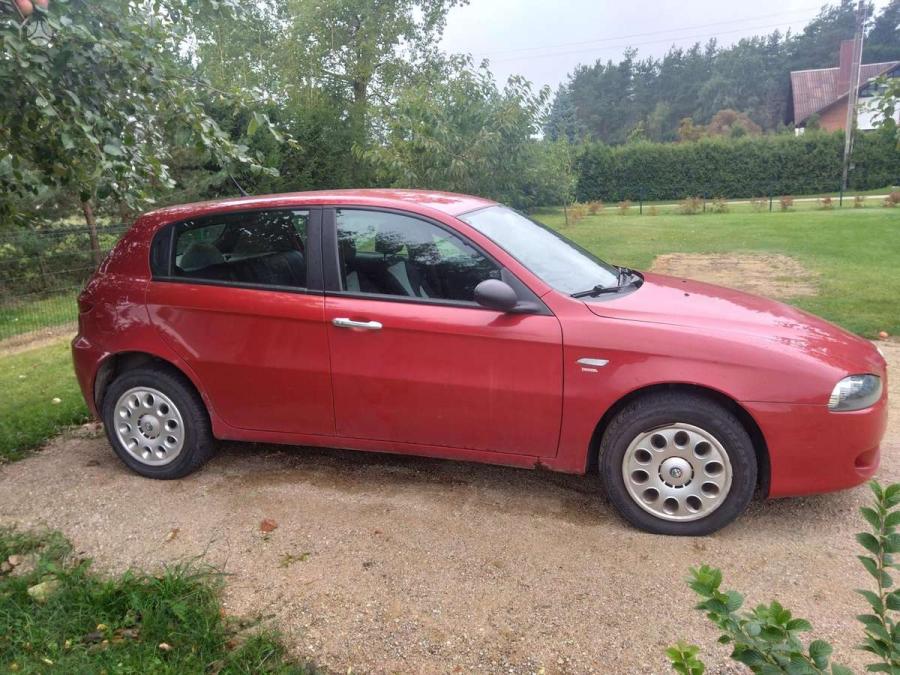 Red Alfa Romeo 147 2005 in Ukmerge, with an engine capacity of 1.60 L and mileage of 84 thousand km for 750 €, photo 3 on AUTOMOTO.COM.LV